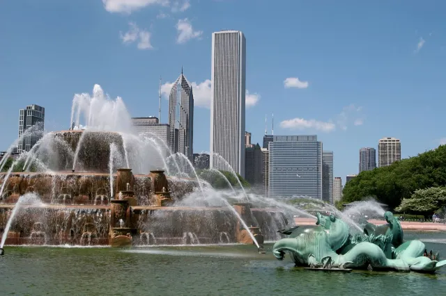 2022 Chicago Skyline: 9 Iconic Chicago Buildings and How to Explore Them