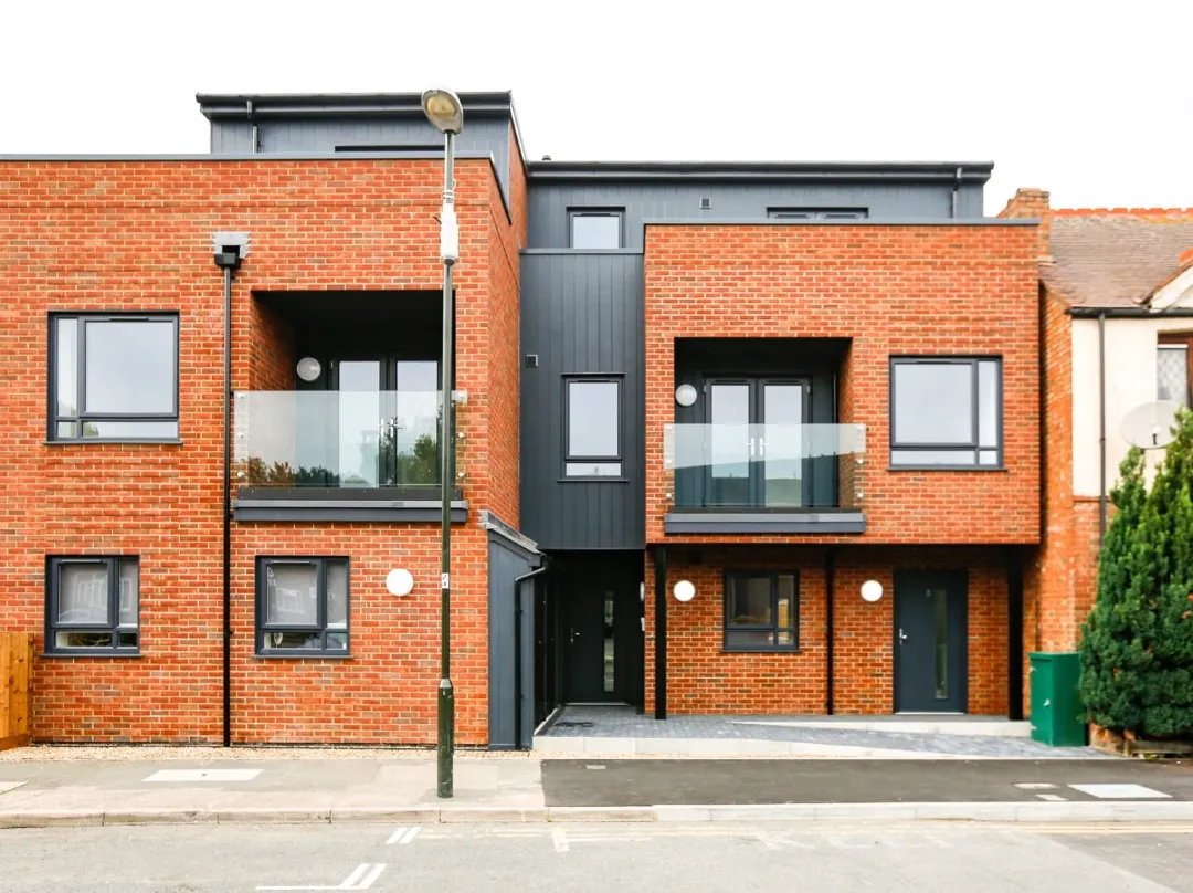 Hybrid Resi - Mitcham Close To Tooting And Wimbledon - Croydon