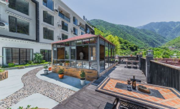 Li Xiangguo Wenquan Homestay (Li Xiaolu Bipenggou Scenic Area)(理县山果温泉民宿 ...