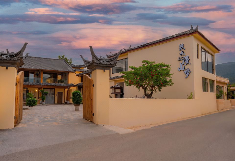 Jiu Jiu Man Shan Meng Hotel of Li Jiang Yunnan(玖九·漫山梦度假酒店), Yulong ...