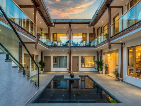 The Old Town Of Lijiang Chanyin Light And Luxury Homestay - Lijiang