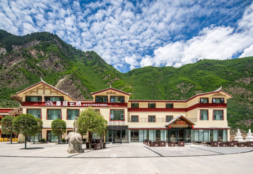 Haoting Yunqi Hotel (Jiuzhaigou Valley Scenic and Historic Interest ...