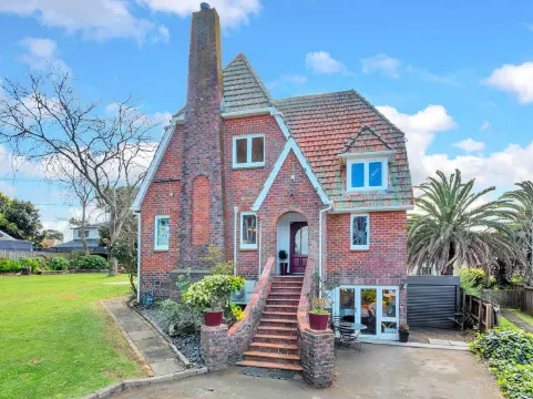 Castle Charm With Modern Interiors, Steps To Shops - Auckland