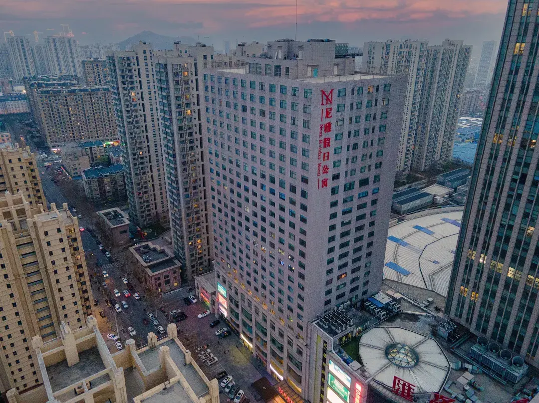 Neon Holiday Apartment - Jinan