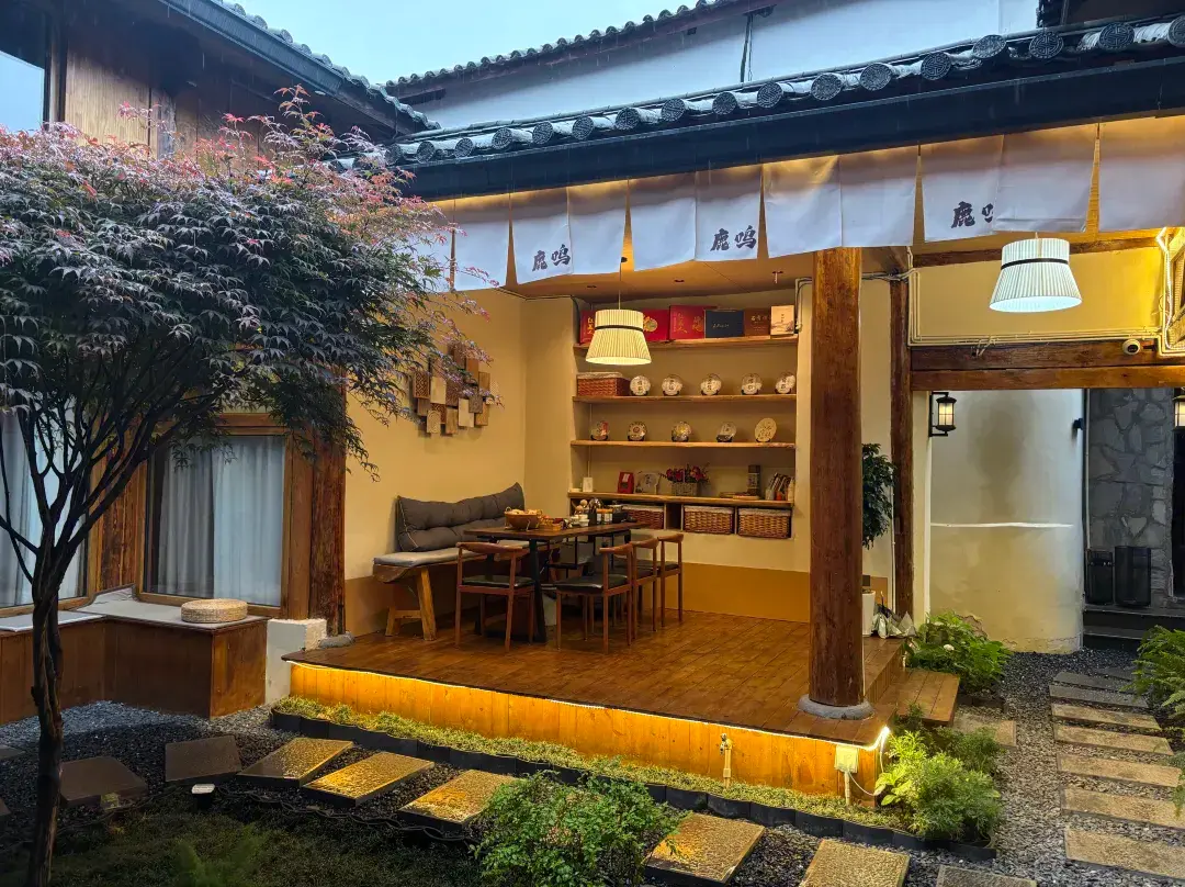 Lijianglumingfengshengkezhan - Lijiang