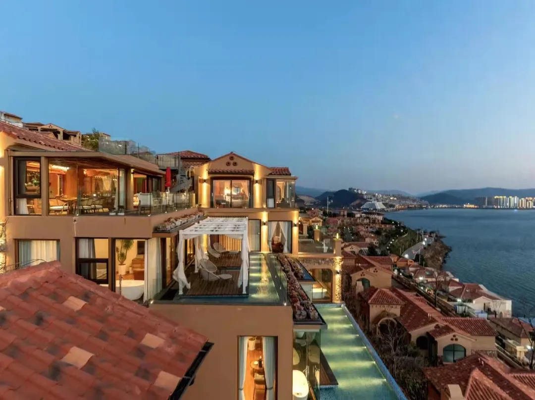 Designer Lake View Holiday - Dali