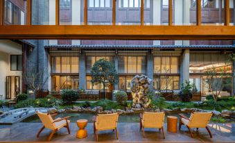 Quxiang Yazhu Chufeng Courtyard Homestay (Jiuge Alley)(屈乡雅筑楚风庭院民宿(九歌巷子店 ...