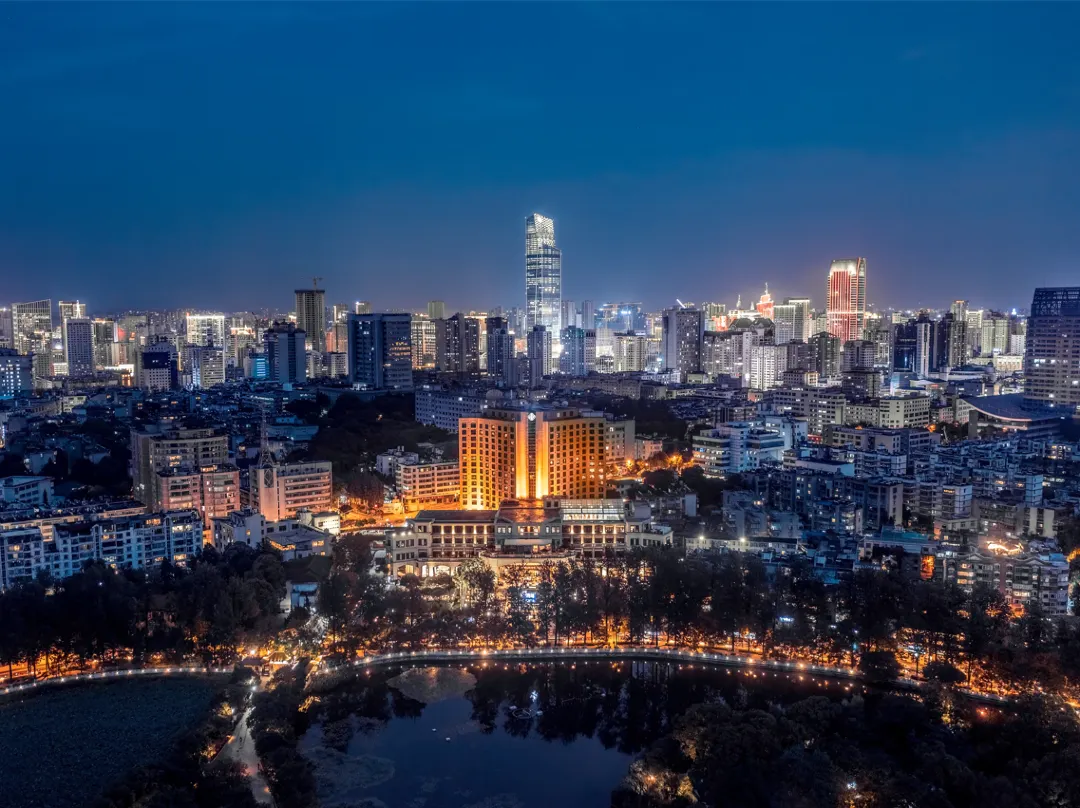 Zhongwei Green Lake Hotel - Kunming