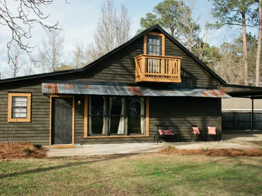 Spacious Cabin With Pool And Unique Spiral Staircase - Charming Getaway - Millbrook, AL