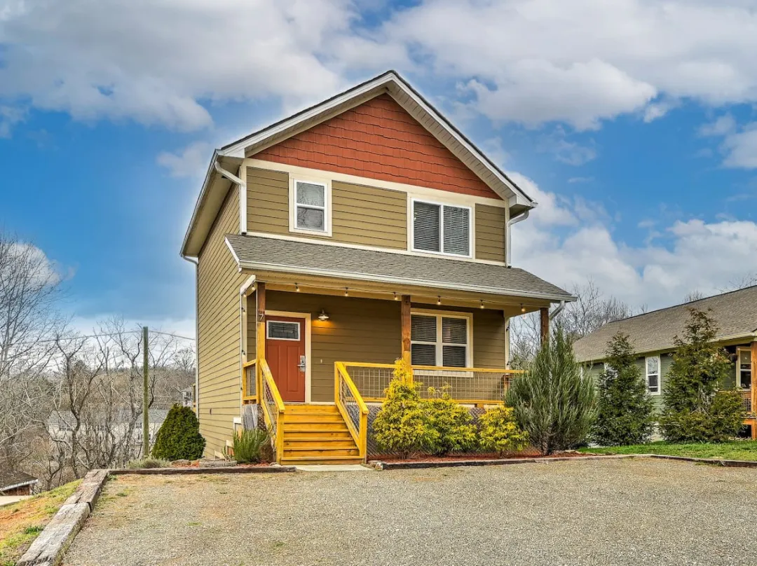 Spacious Living And Modern Amenities - Charming Contemporary Escape - Weaverville, NC