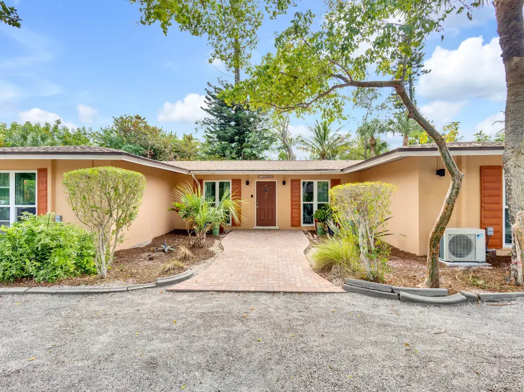 Large Outdoor Patio And Complimentary Bikes - Charming Coastal Escape - Sanibel