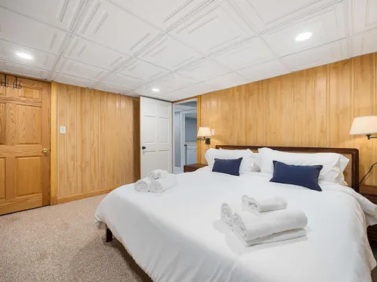 Stylish Hangout And Spacious Kitchen - Vibrant Mid-century Retreat - Peoria, IL