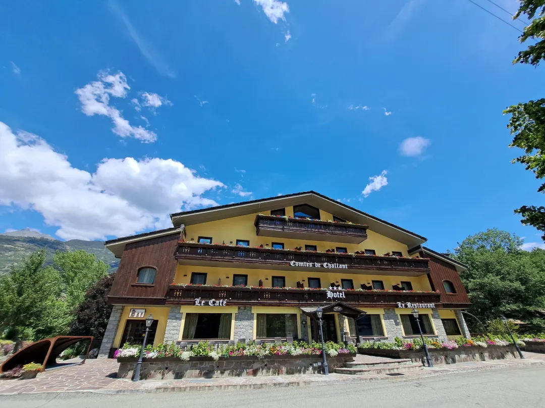 Hotel Comtes De Challant - Fronte Castello Di Fénis - Aosta Valley