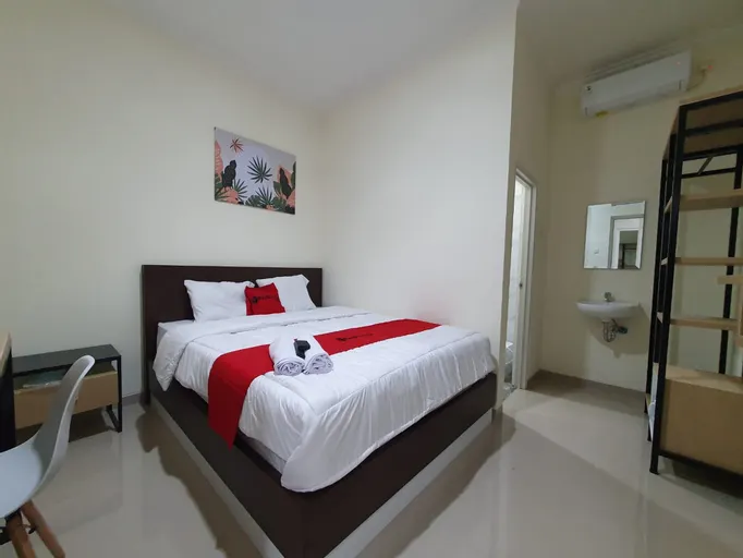 Reddoorz Near Kawasan Bandara Ahmad Yani Semarang 2 - Tugu