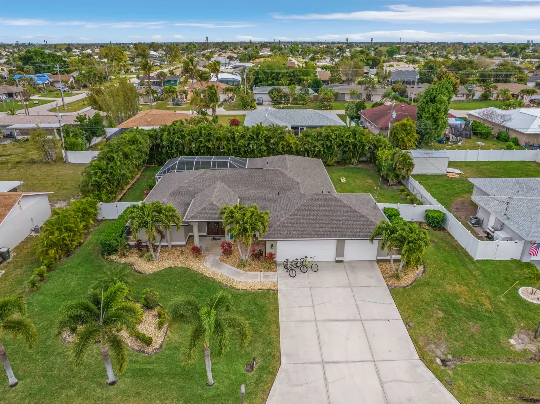 Heated Pool, Extended Lounge Area And Chef's Kitchen - Inviting Oasis - Cape Coral, FL