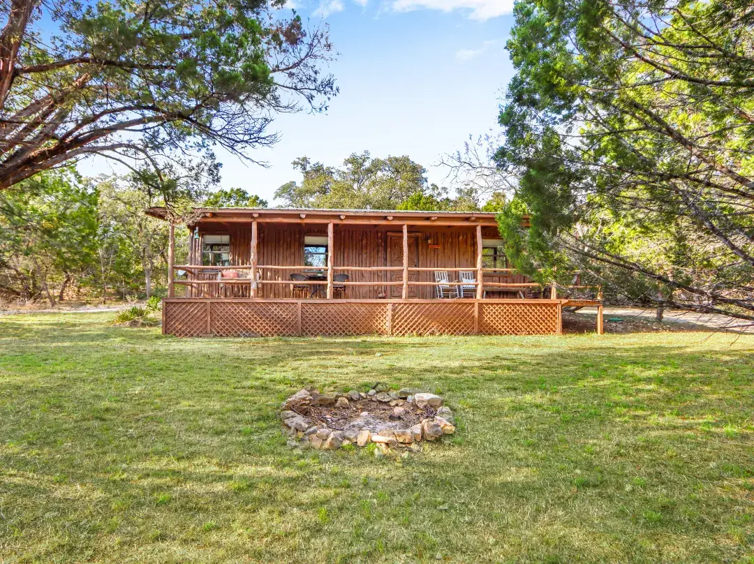 Charming Cabin With Cozy Fireplace And Scenic Porch - Serene Retreat - San Marcos, TX