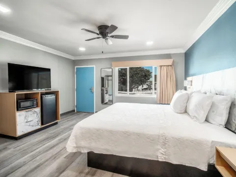 Pacific Inn & Suites - Los Angeles, CA