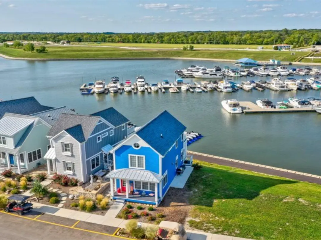 Waterfront Views And Designer Kitchen - Stunning Modern Escape - Ottawa, IL