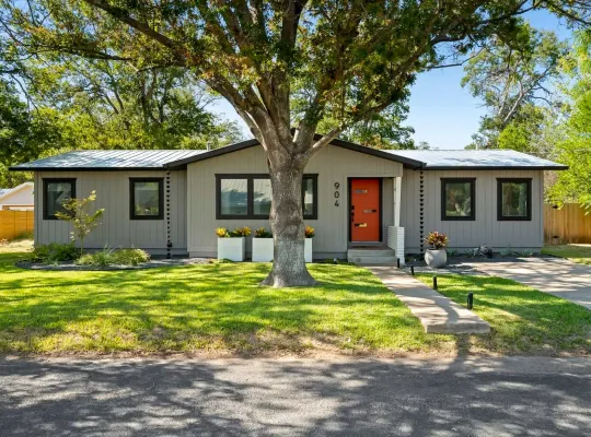 Spacious Backyard Oasis And Firepit - Charming Hill Country Retreat - Fredericksburg, TX
