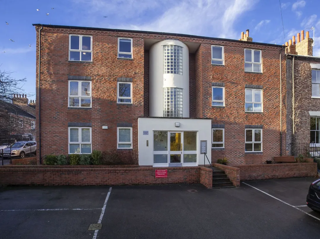 Riverbank View Three Bedroom Apartment With Free Parking - York