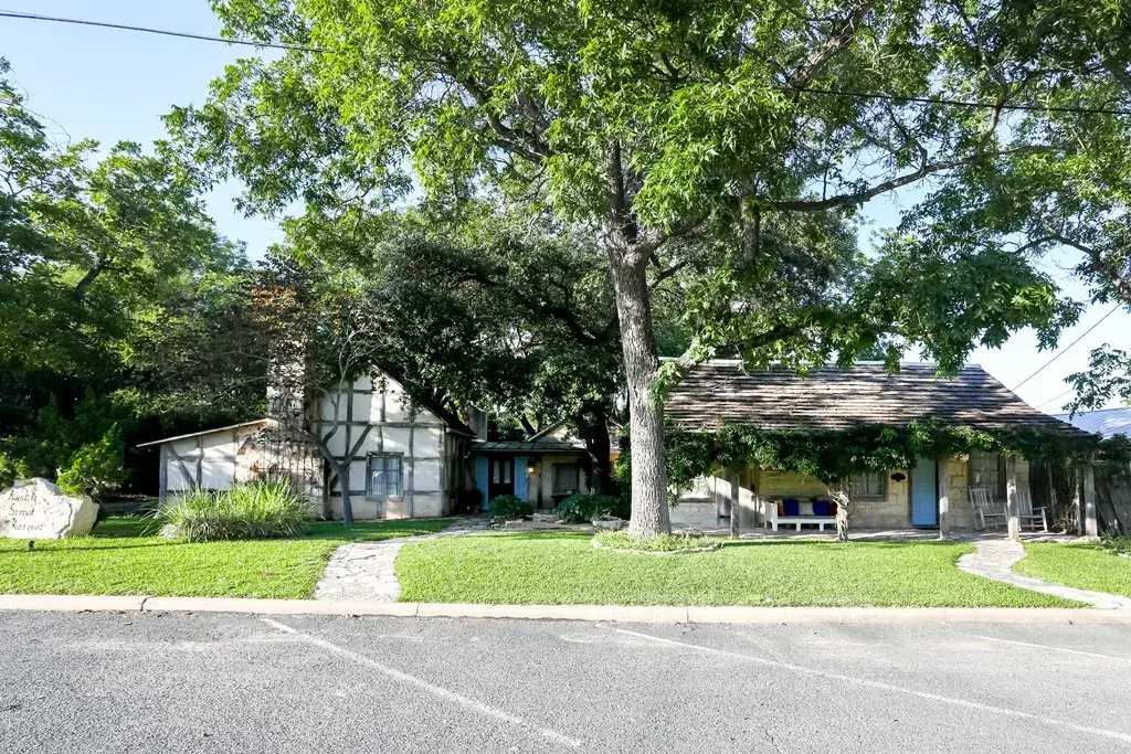 Private Terrace And Whirlpool Tub - Charming Historic Suite - Fredericksburg, TX