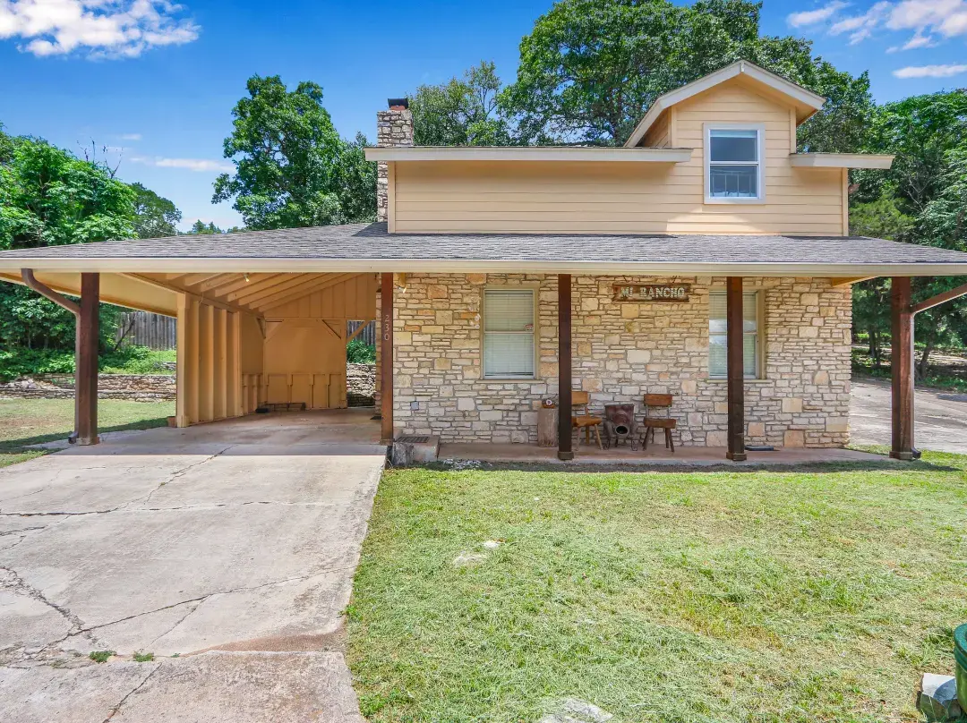 Cozy Backyard With Fire Pit And Hot Tub - Charming Whimsical Retreat - Wimberley, TX