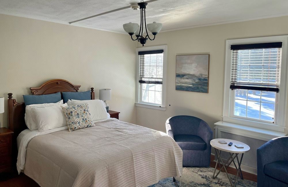 Valcour Inn & Boathouse - Plattsburgh, NY