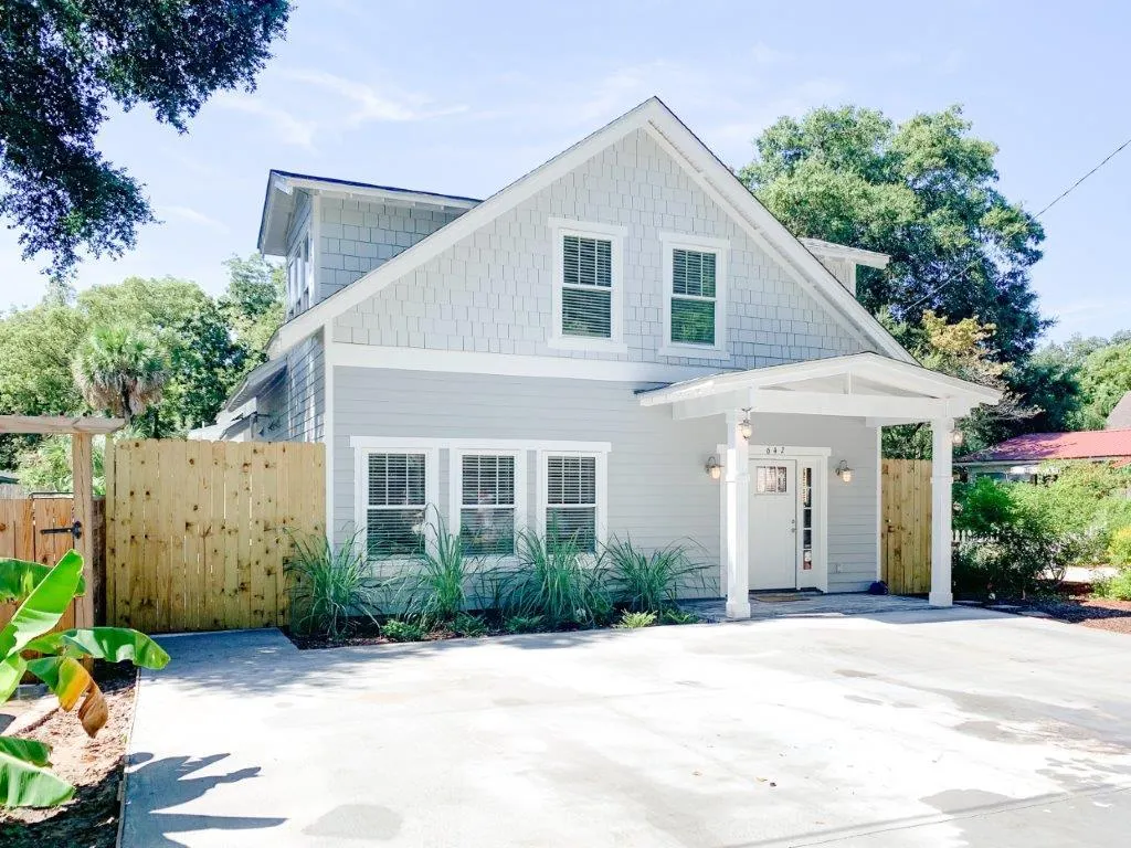 Spacious Poolside Haven With Cozy Living Spaces - Charming Retreat - St. Simons Island