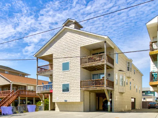 Ocean View And Charming Comfort - Delightful Beachside Retreat - Carolina Beach, NC