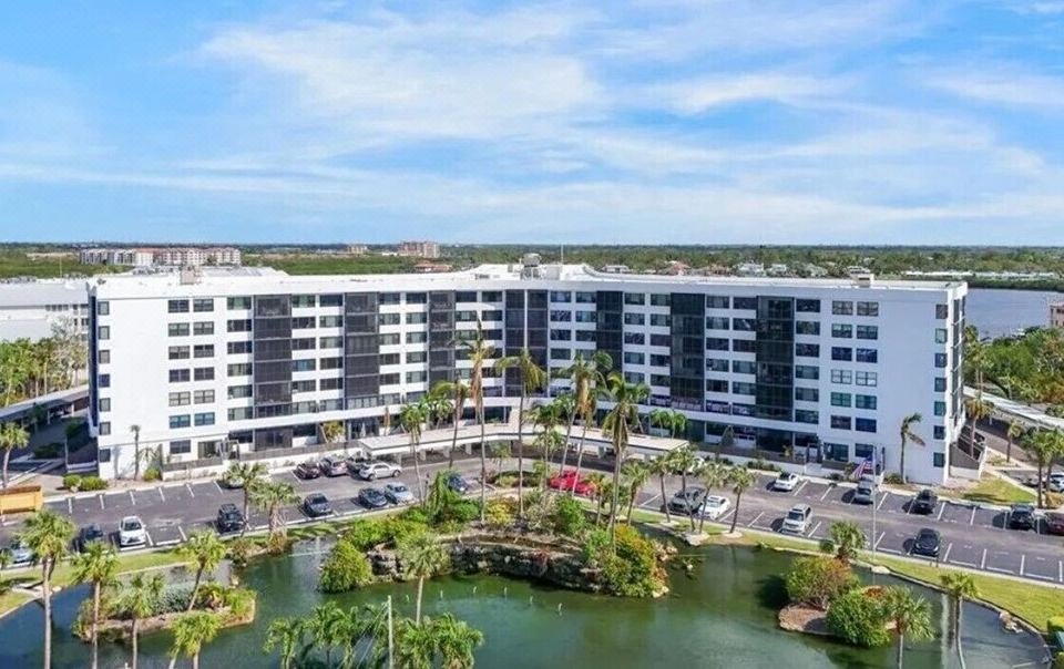 Two bedroom condo on Siesta Key with 2 pools, marina, tennis courts ...