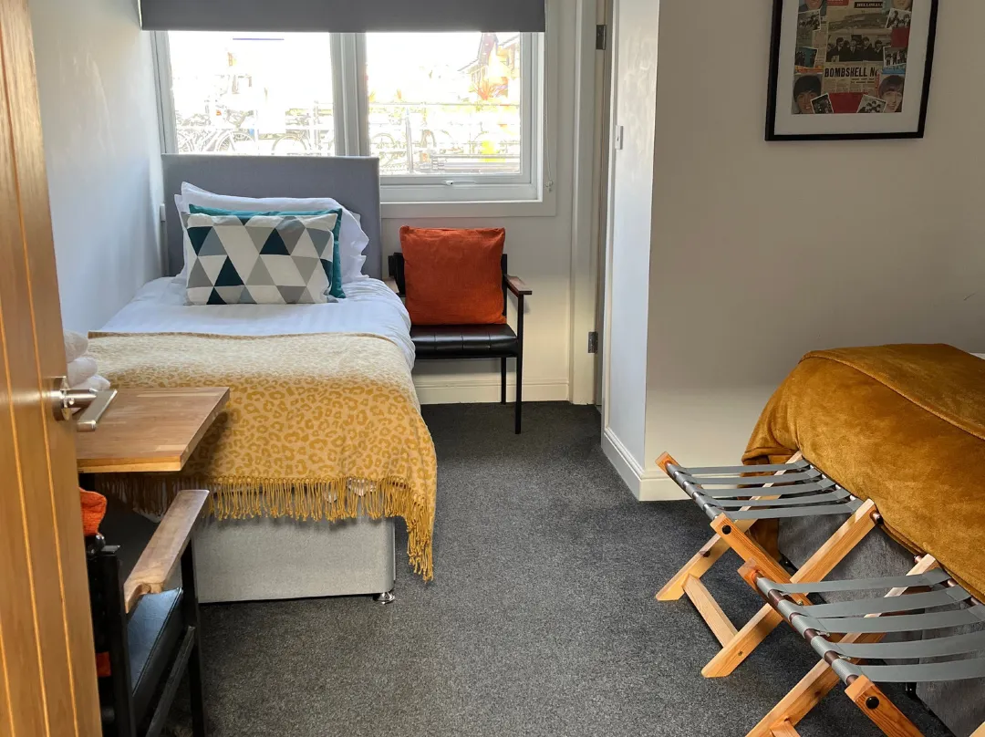 Duplex Barge/cinema Room/ 6 Ensuite Double-triple Bedrooms. Great Social Spaces - Wirral