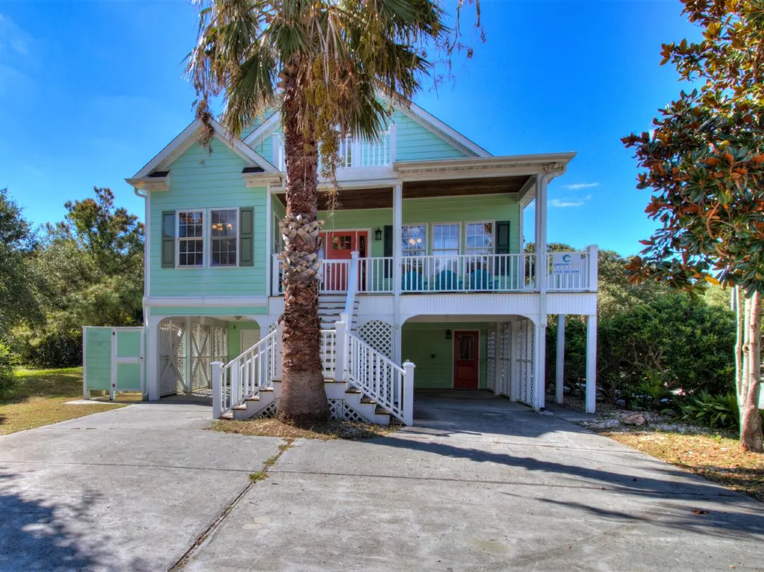 Spacious Deck And Large Master Suite - Inviting Coastal Retreat - Kure Beach, NC