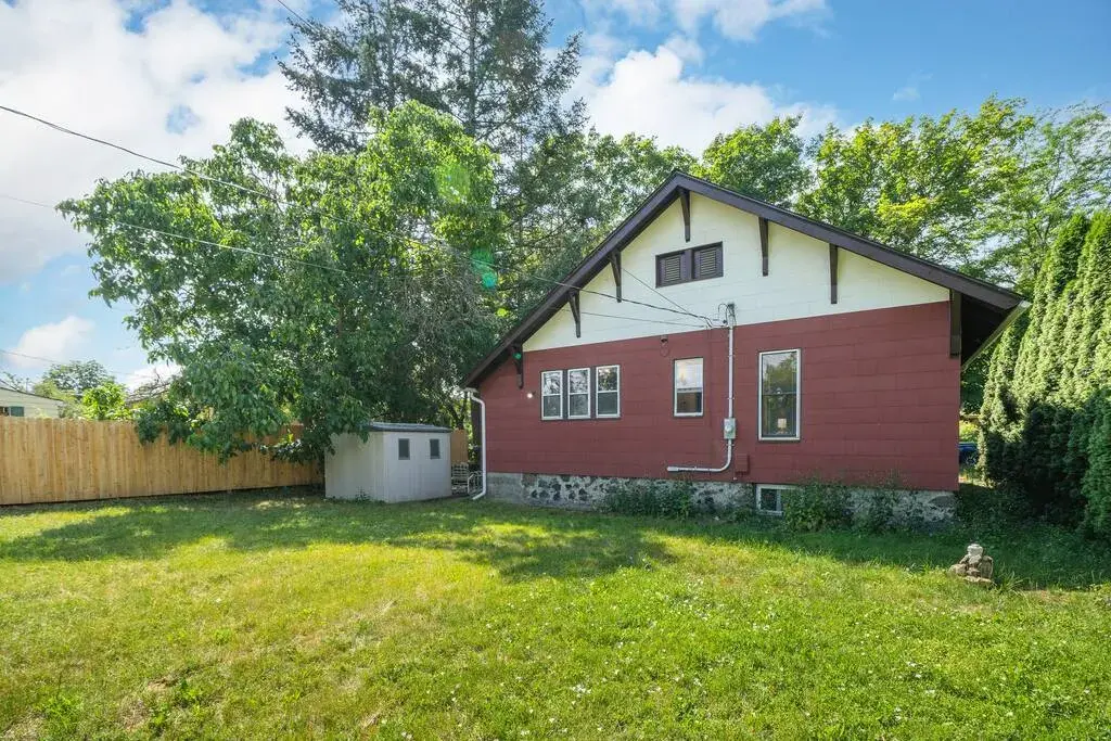 Cozy Living, Spacious Fenced Yard And Modern Comforts - Charming Vintage Oasis - Spokane, WA