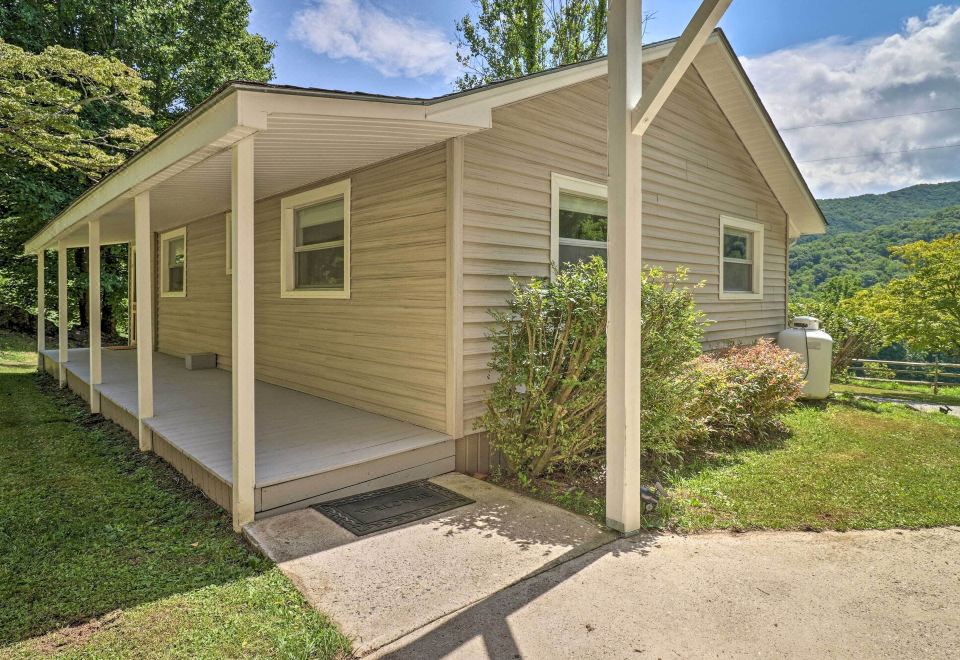 Candler Cabin w/ Deck & Mount Pisgah Views!, Upper Hominy - Best Rates ...