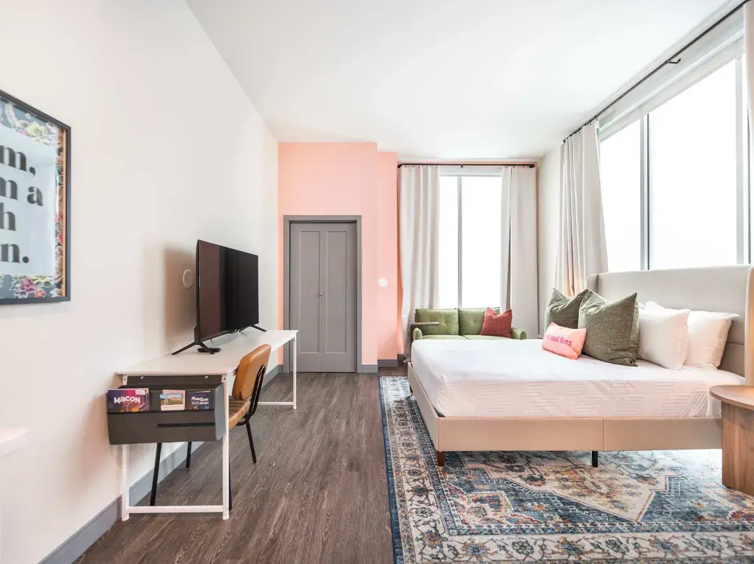 Floor-to-ceiling Windows And Full Kitchen Amenities - Bold Chic - Macon, GA