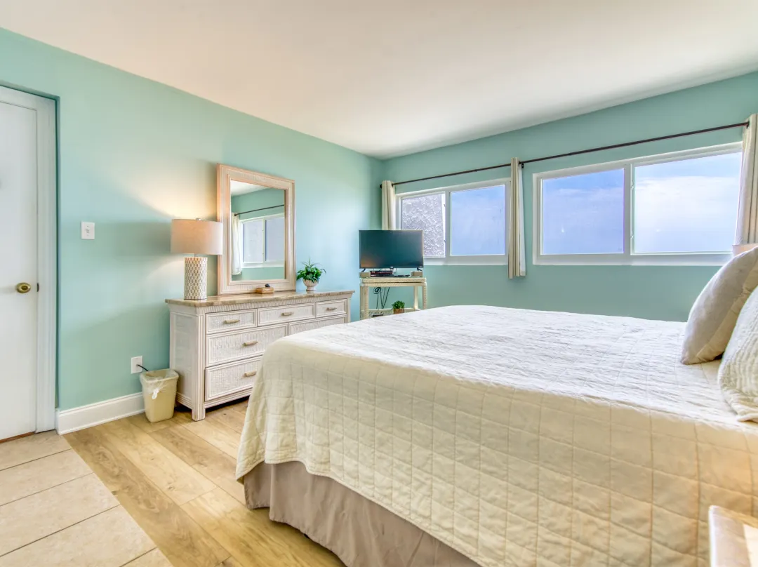 Beach Service, Pool And Covered Patio - Charming Beachfront Haven - Miramar Beach, FL