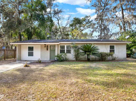 Spacious Backyard And Convenient Access - Charming Serene Retreat - Savannah, GA