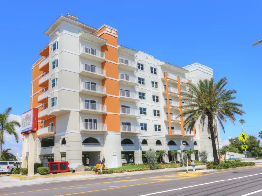 Heated Swimming Pool And Full Kitchen - Serene Coastal Haven - Madeira Beach, FL