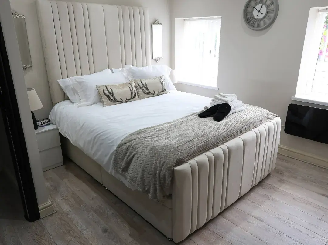White Bungalow With 75" Tv, Air Con, Contractors - England