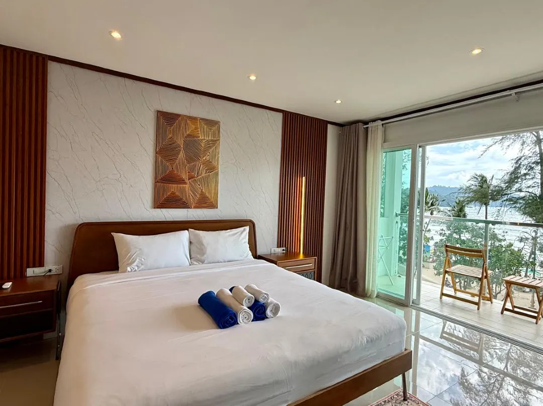 Deluxe Beachfront Room, Balcony & Sea View - Pa Tong