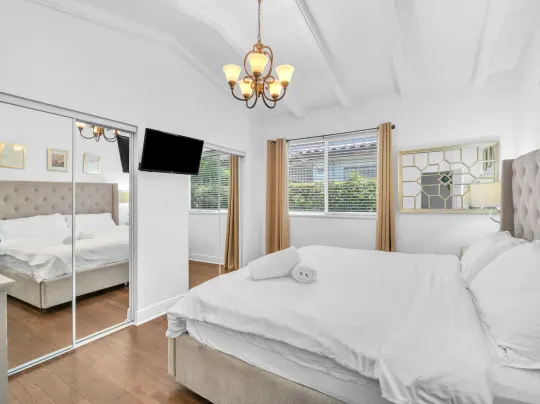 Tranquil Hideaway - Wifi, Pool, Lounge, Near Attractions - Miami, FL