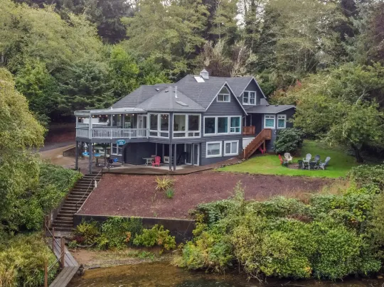Lakefront Access And Hot Tub - Stunning Family Retreat - Lincoln City, OR