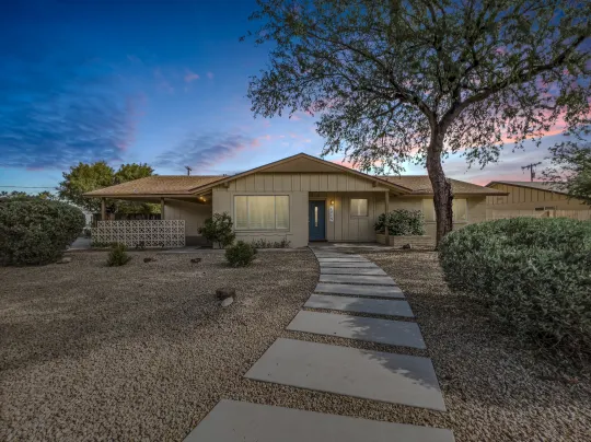 Outdoor Pool And Hot Tub With Scenic Sun Room - Exquisite Retreat - Scottsdale, AZ