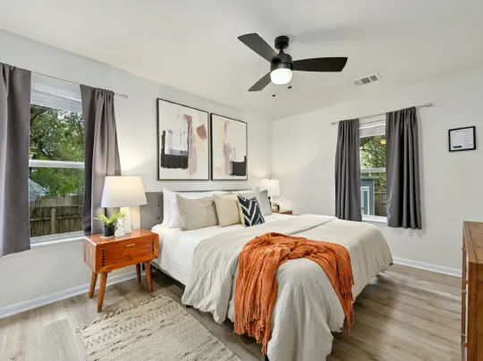 Charming Bungalow With Fire Pit And Airstream Escape - Cozy Retreat - Austin, TX