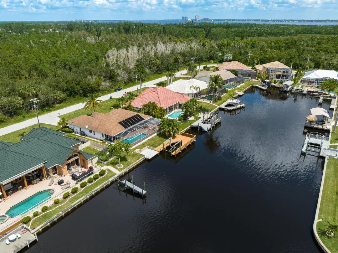 Stunning Lake View And Heated Pool Retreat - Spectacular Oasis - Cape Coral, FL