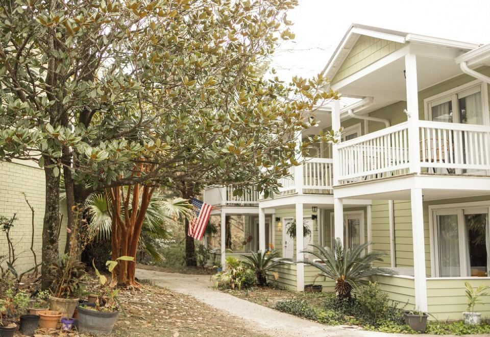 2Br/2.5BA in the Perfect Location in Ocean Springs! Downtown Sanctuary ...