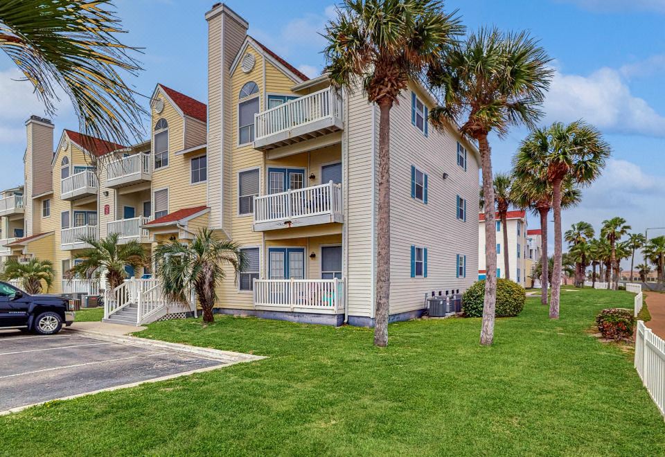 Dog-friendly home w/central AC, free WiFi, full kitchen, shared pool ...