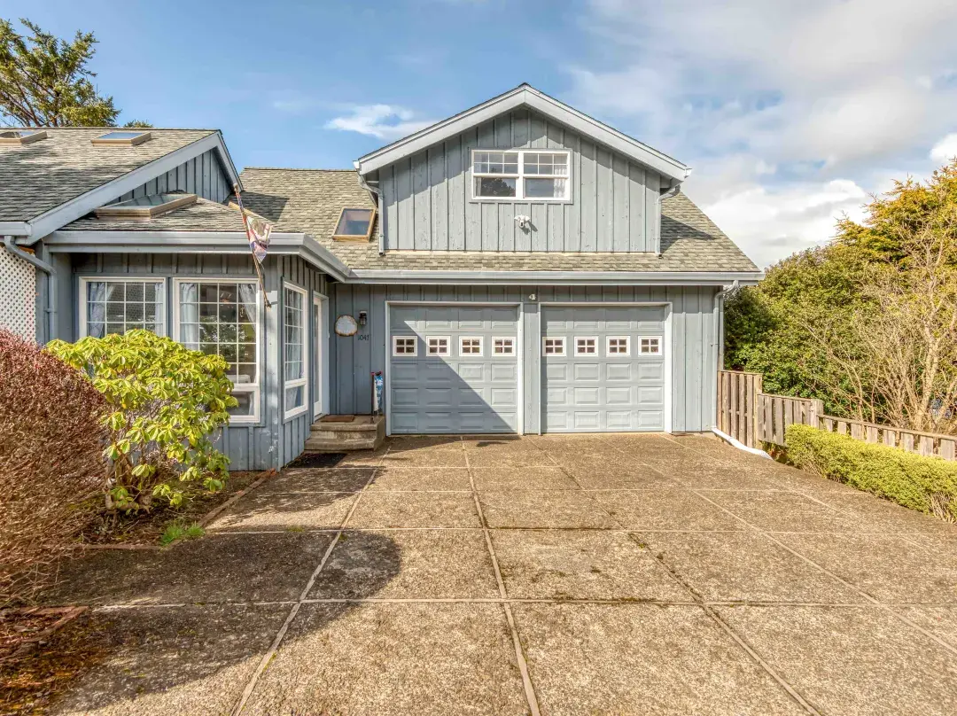 Charming Coastal Retreat With Hot Tub And Breathtaking Views - Delightful Sanctuary - Lincoln City, OR