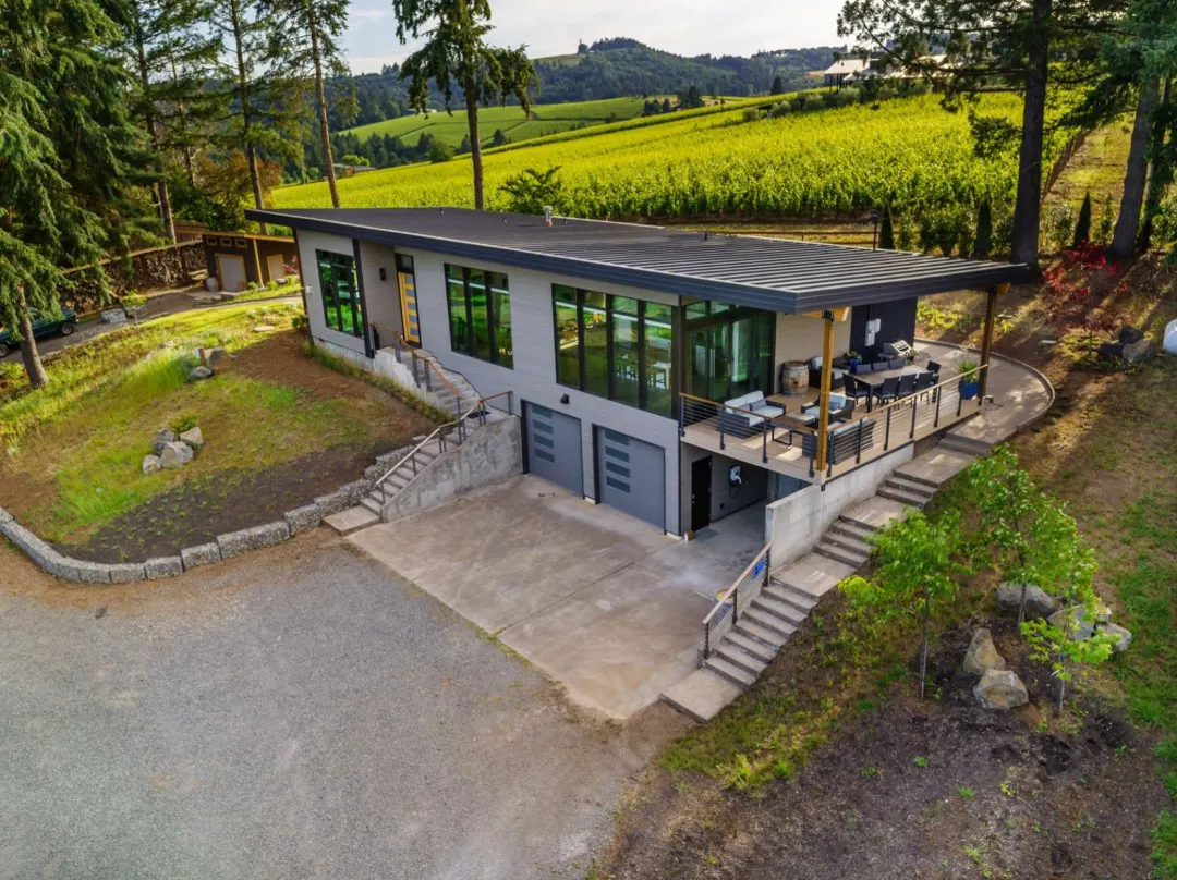 Breathtaking Vineyard Views And Modern Comfort - Stunning Wine Country Retreat - Dundee, OR