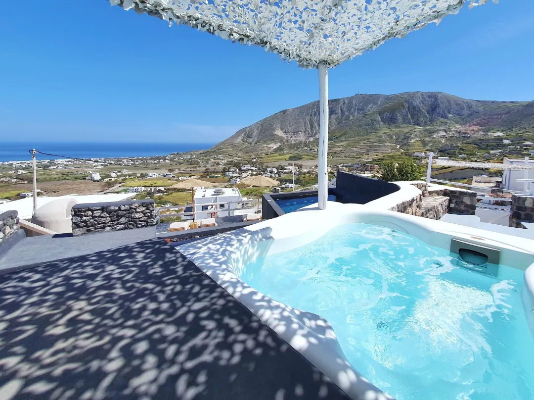 Fertimo Suites - Authentic Cave Homes With Private Hot Tub - Santorini